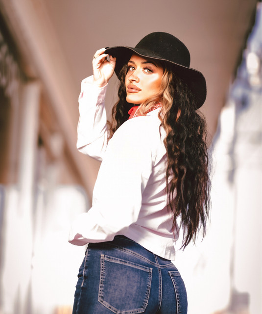 Kenzi Lewis - tickets, concerts and tour dates 2026 and 2027 — Festivaly.eu