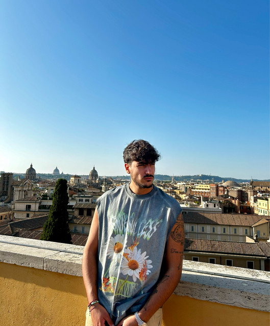 Giù. | Spotify