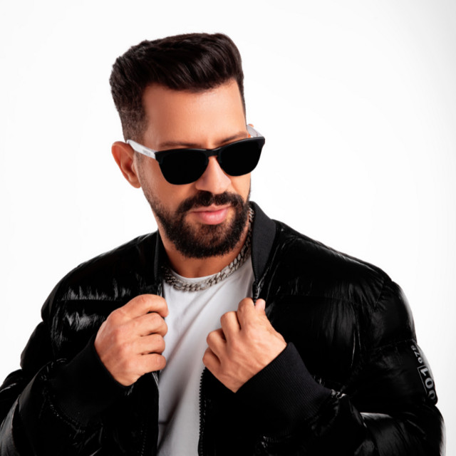 DENNIS | Spotify