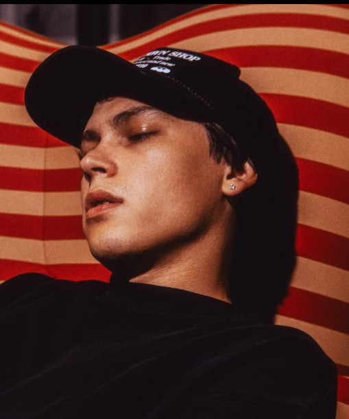 V1V1D: Songs list, genres, analysis and similar artists - Chosic