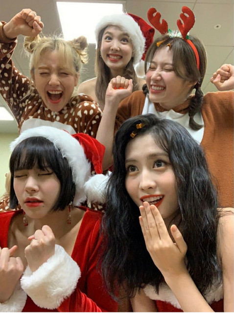 it's christmas but santa is momo from TWICE - playlist by Brooke ...