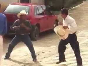 Mientras los tíos se agarran a putazos por los terrenos de la abuela ...